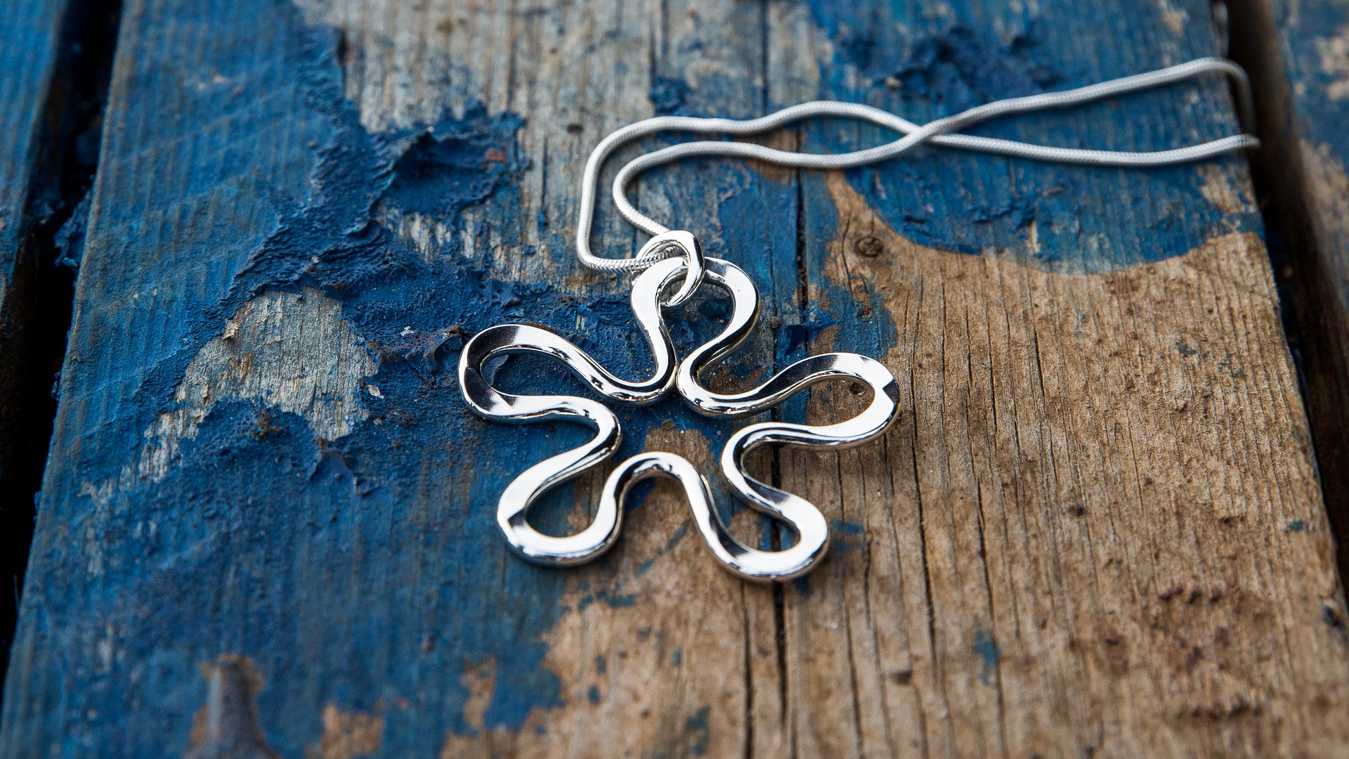 Blomman - smycket med den eviga formen - Guldviva Jewellery