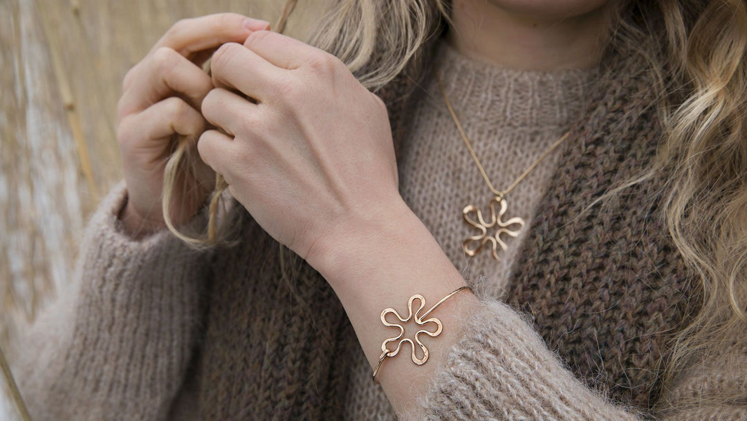 Blomman - smycket med den eviga formen - Guldviva Jewellery
