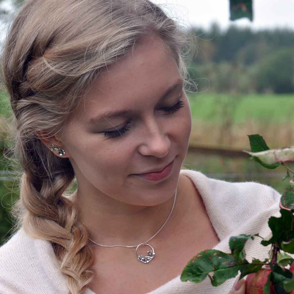 ÄPPELBLOM örhängen på stift - Guldviva Jewellery